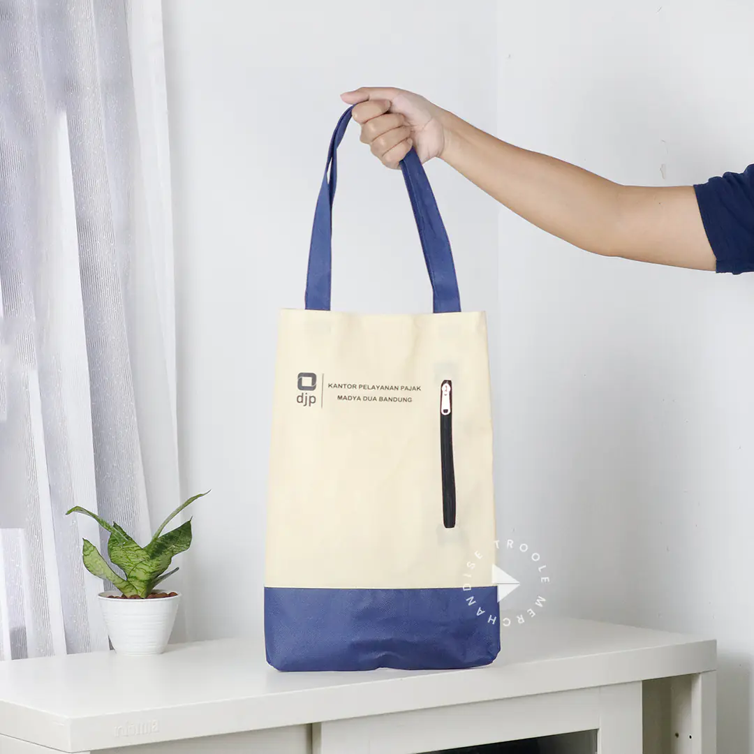 Menggunakan Tote Bag sebagai Alat Promosi - TROOLE MERCHANDISE